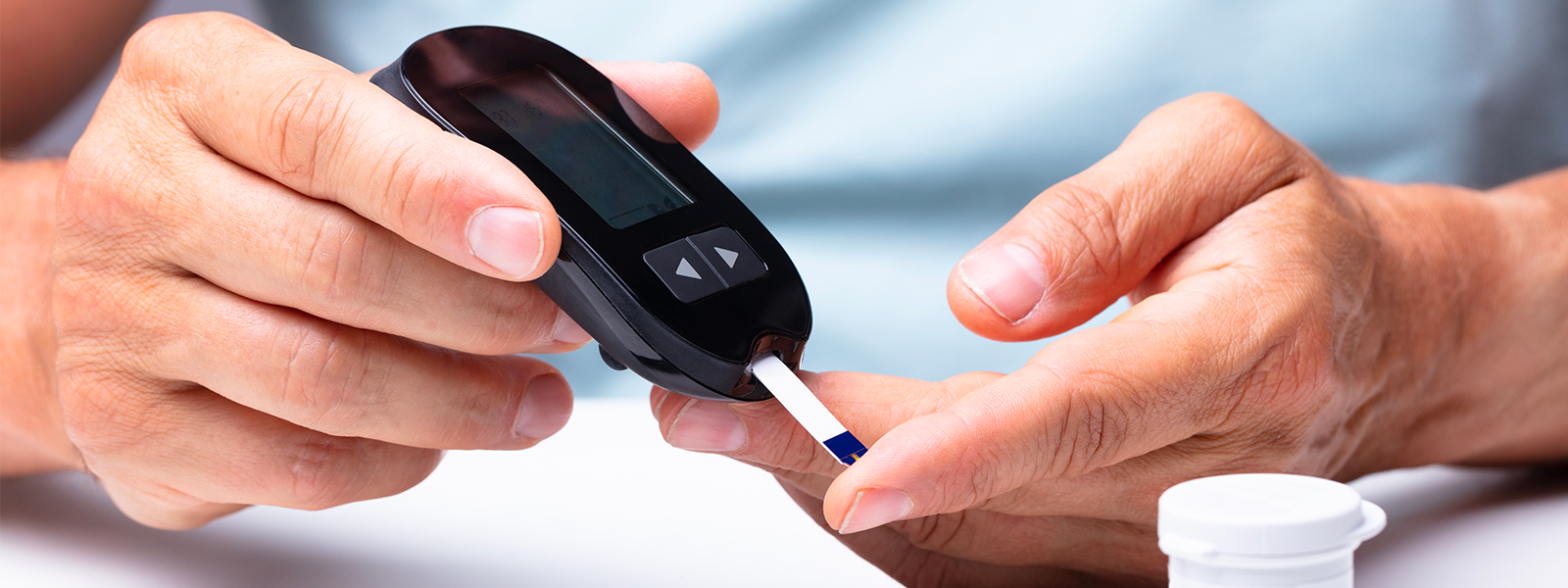 El glucómetro, un básico para personas que viven con diabetes | Accu ...